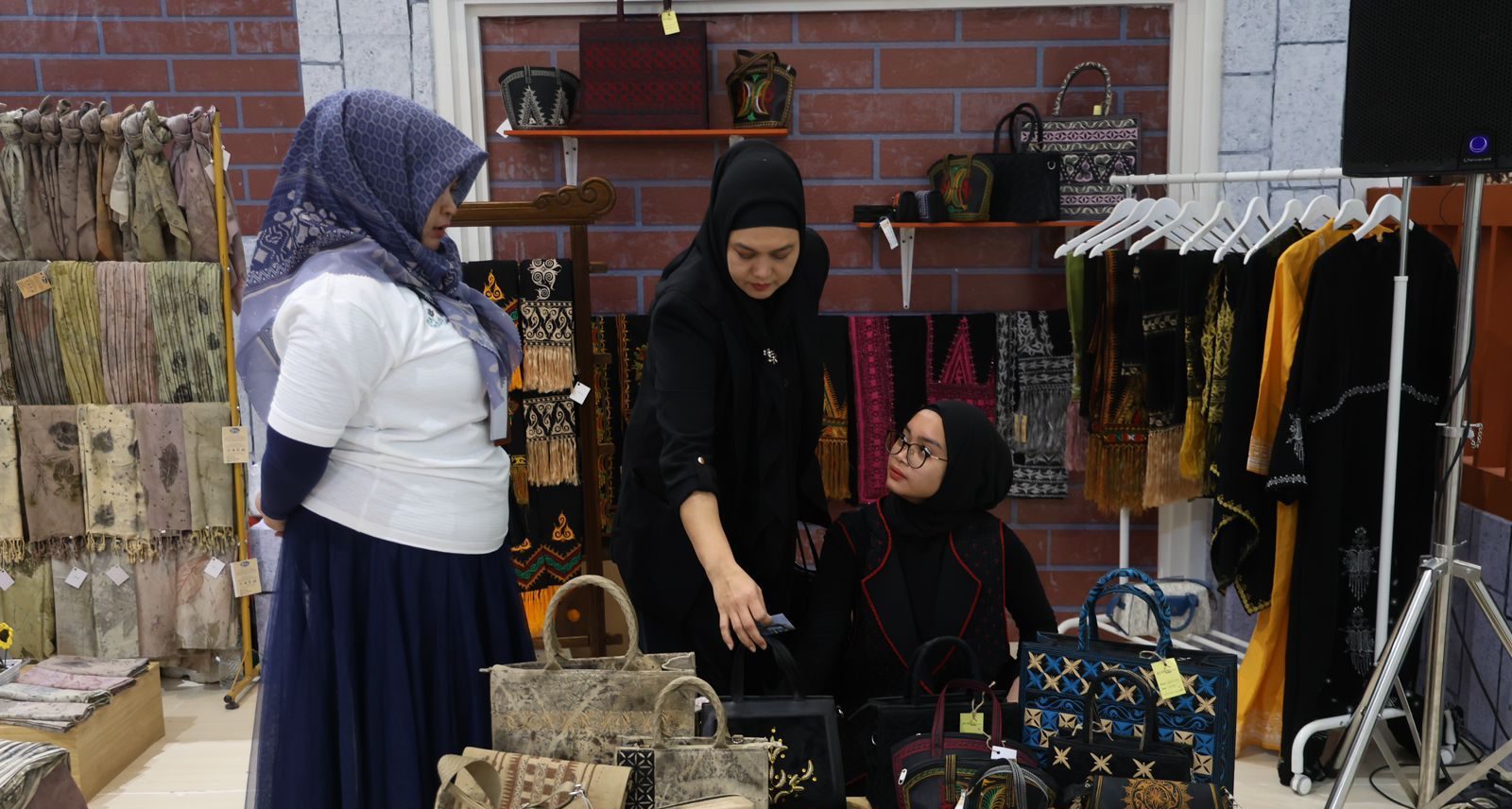 Produk Kerajinan UMK Binaan PLN di Inacraft 2024 Dibanjiri Peminat ...